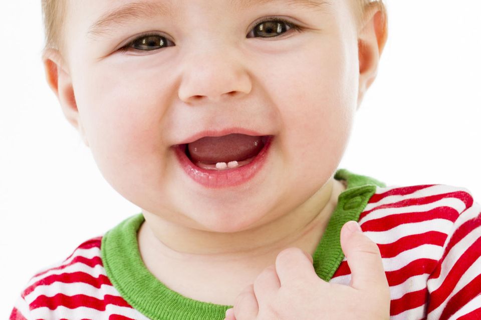 Baby mit ersten Zähnchen | Eltern.de