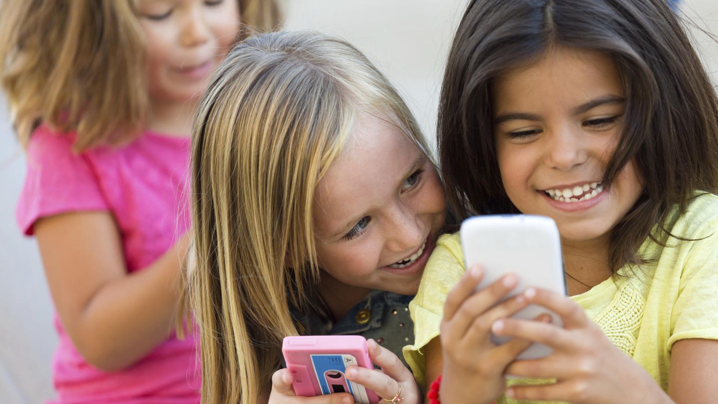 Jungs mit einem Handy | Eltern.de
