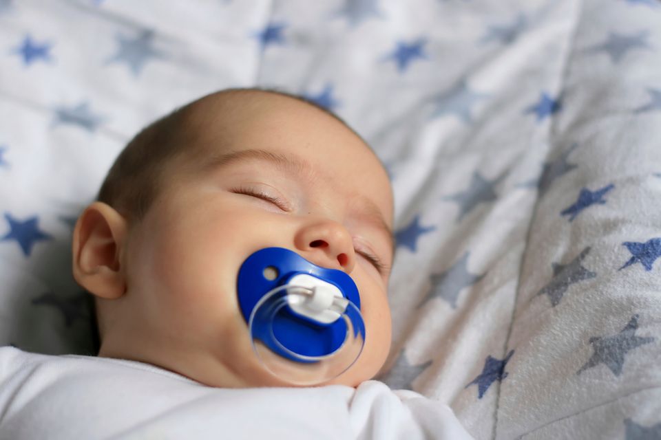 Wie schläft dein Baby auch ohne Mamas Brust ein? | Eltern.de