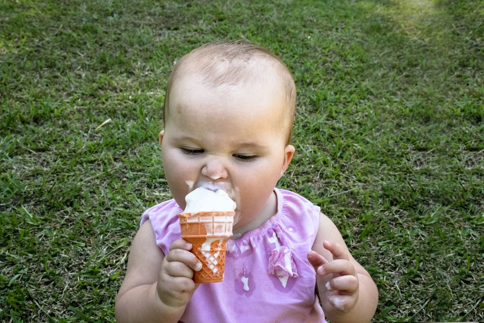 Ab wann dürfen Babys Eis probieren? | Eltern.de