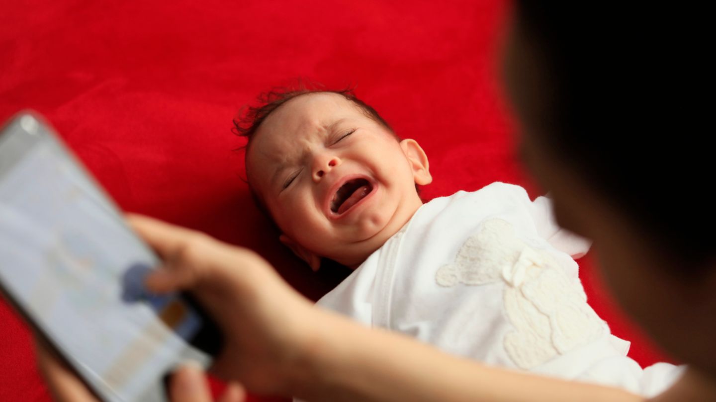 Statt Smartphone: Eltern, redet mehr mit euren Kindern! | Eltern.de