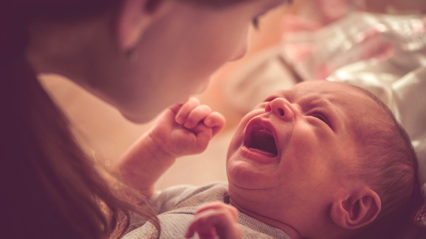 Einfach mal durchchecken! : 7 Gründe, warum Babys weinen | Eltern.de