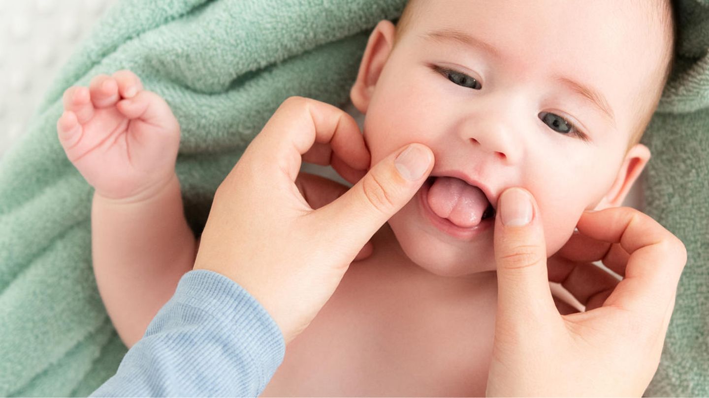 Babymassage: Anleitung für das zärtliche Ritual | Eltern.de