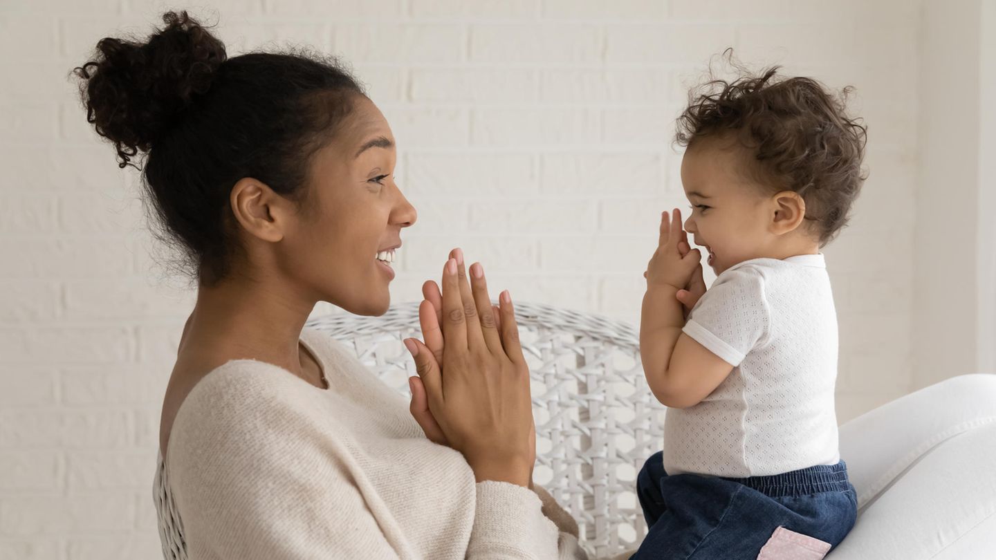 Bilinguale Erziehung: Lernen die Kinder langsamer sprechen? | Eltern.de