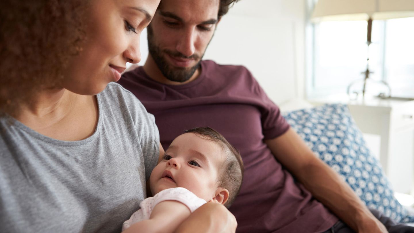 Studie: Wann sind Eltern mit ihrem Baby am zufriedensten? | Eltern.de
