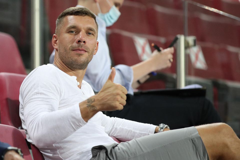 Lukas Podolski: Der Fußballprofi ist jetzt dreifacher Vater | Eltern.de