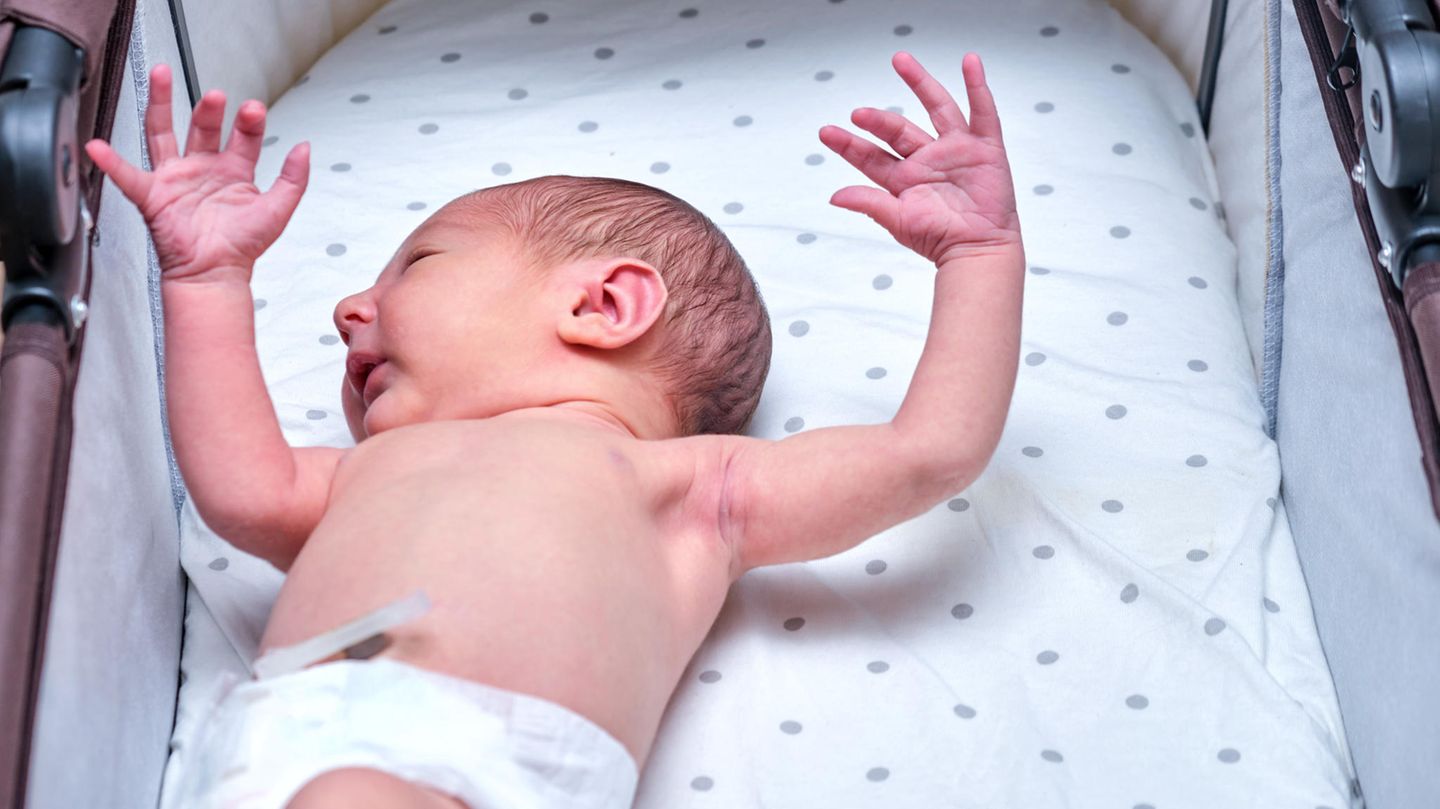 Moro Reflex: Die überlebenswichtige Schreckreaktion | Eltern.de