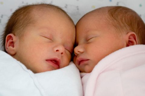 Geburt im Auto: Foto-Reportage: Ein Baby kommt im Auto zur Welt | Eltern.de