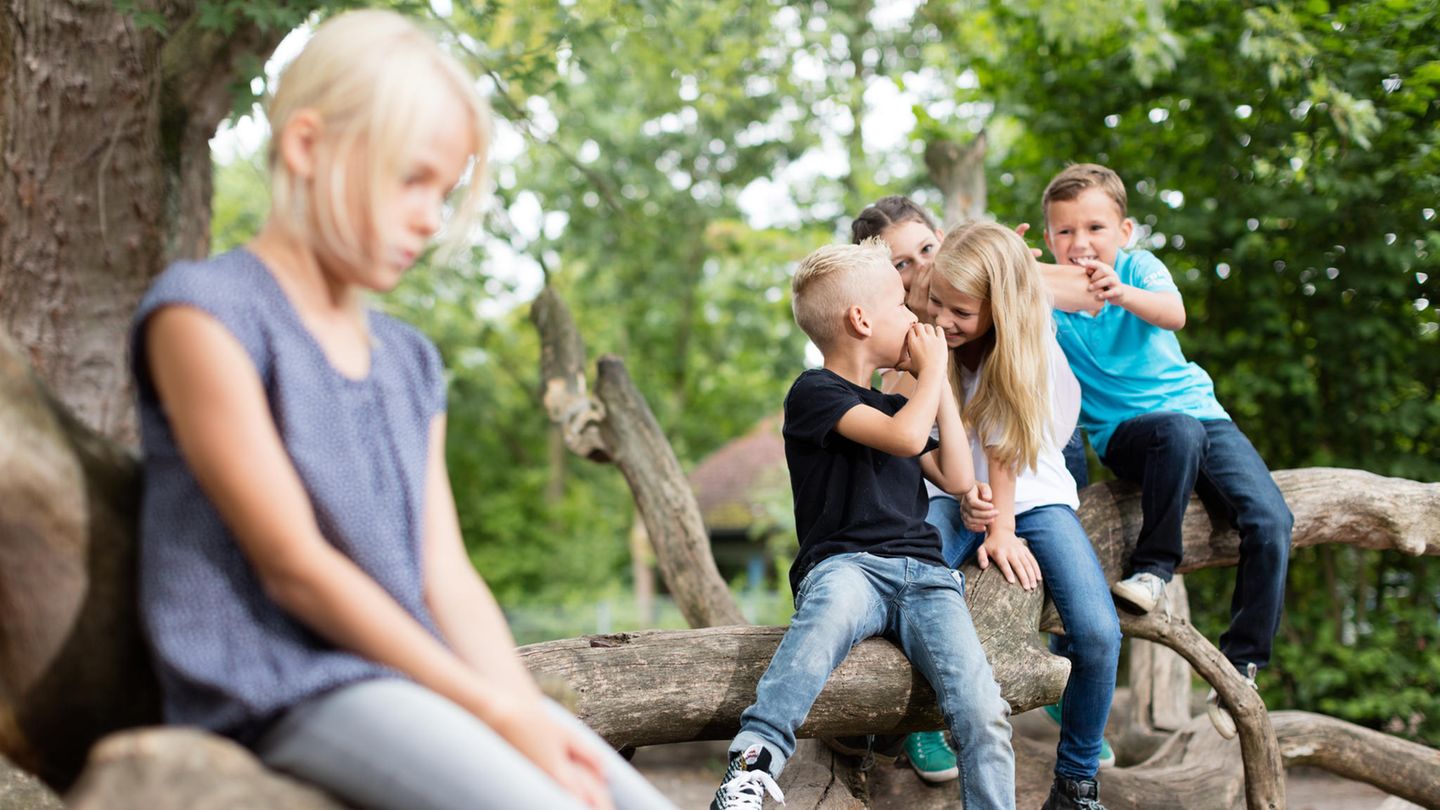 Ohne Freunde: Das kannst du tun, wenn dein Kind allein ist | Eltern.de