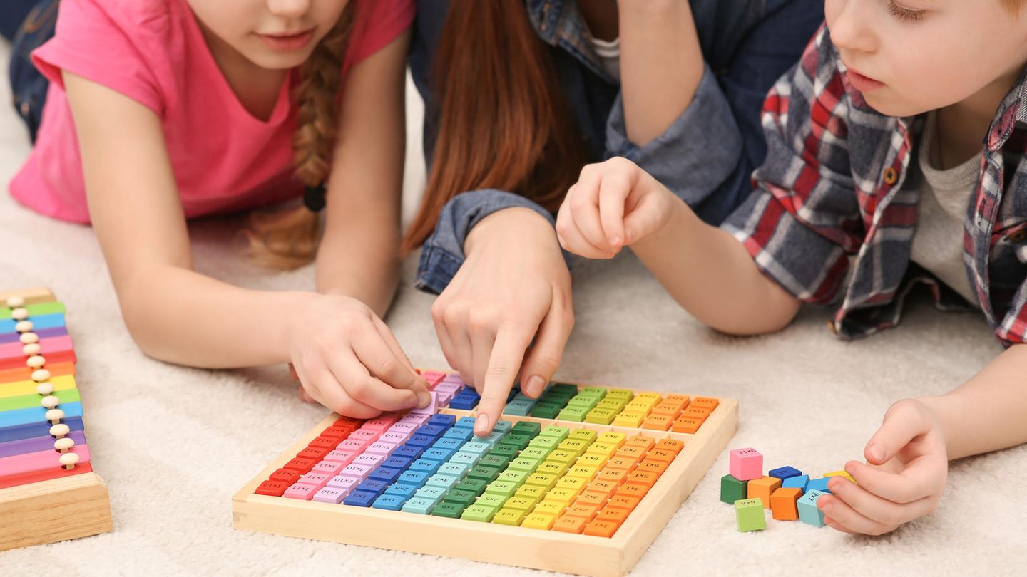 Spielerisch rechnen üben: 5 tolle Spiele für Mathe-Muffel | Eltern.de