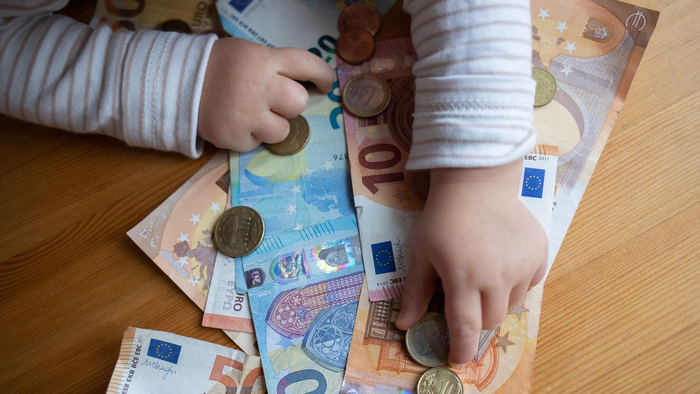 Mehr Geld für Familien: Das Kindergeld wird um fünf Euro erhöht | Eltern.de
