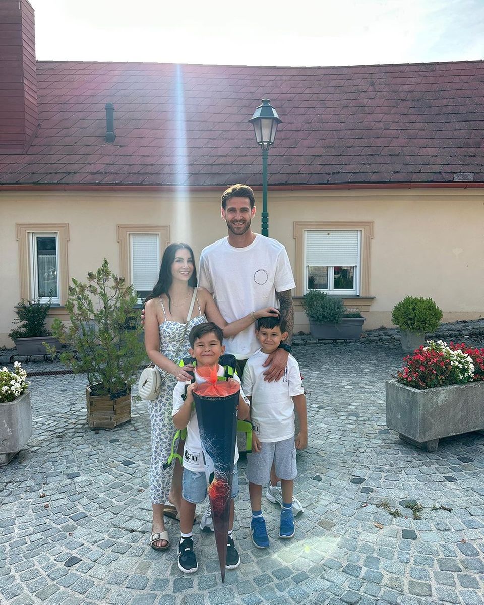 Sila Sahin und Samuel Radlinger mit ihren Söhnen Elija und Noah | Eltern.de