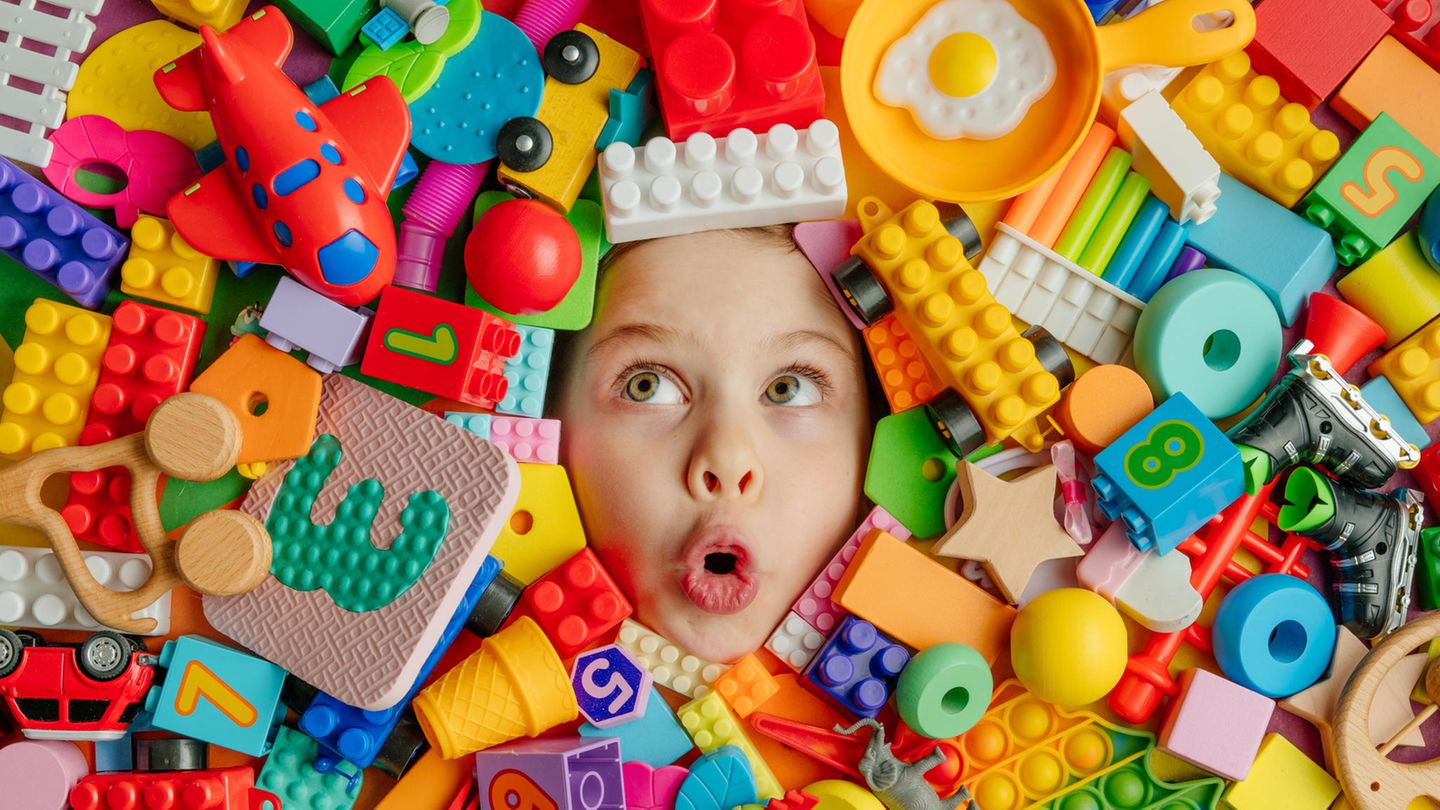 4 Strategien, um die Geschenkeflut an Weihnachten einzudämmen | Eltern.de