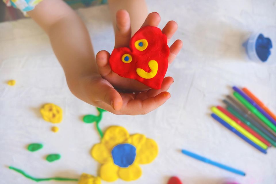 Knete selber machen: Rezept und Ideen | Eltern.de