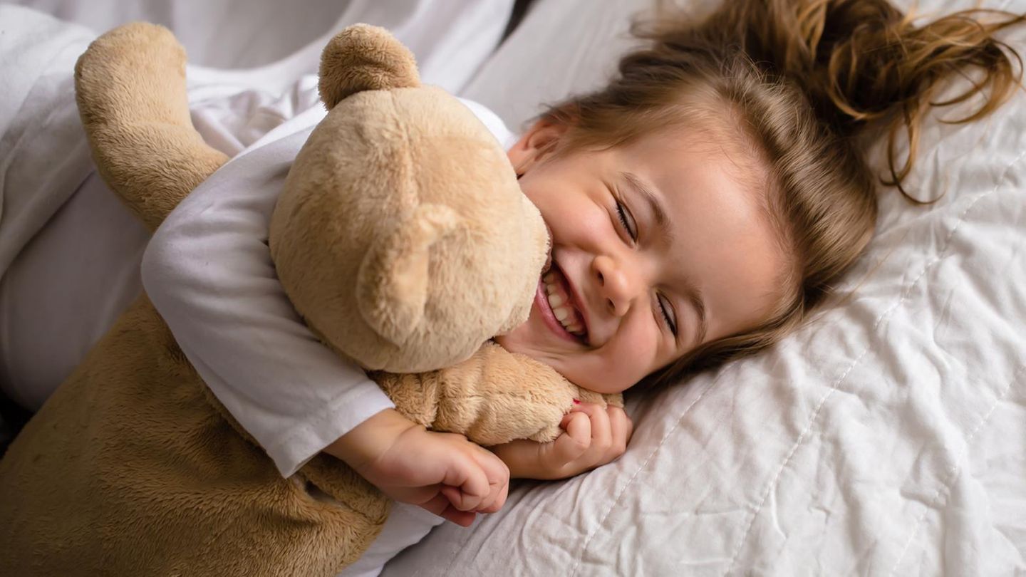 Gewichtetes Kuscheltier: Das löst es in deinem Kind aus | Eltern.de